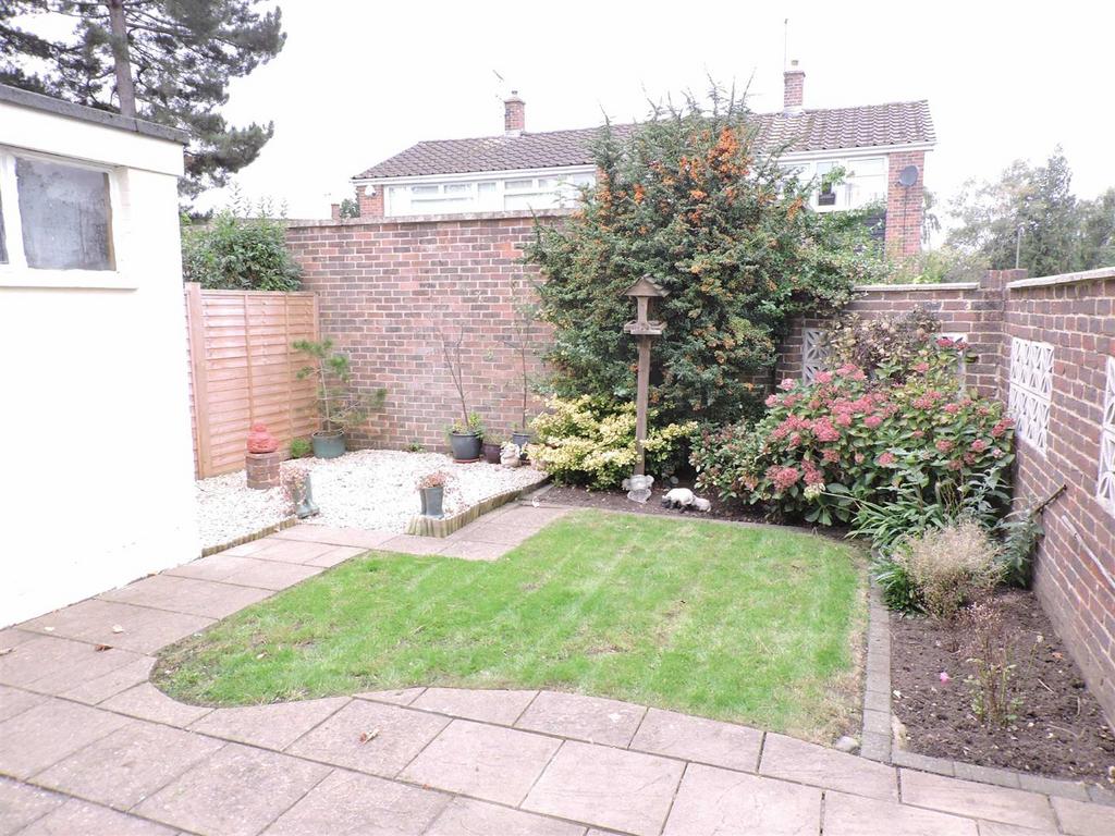 High Road, Byfleet KT14 3 bed semi-detached house - £1,850 pcm (£427 pw)