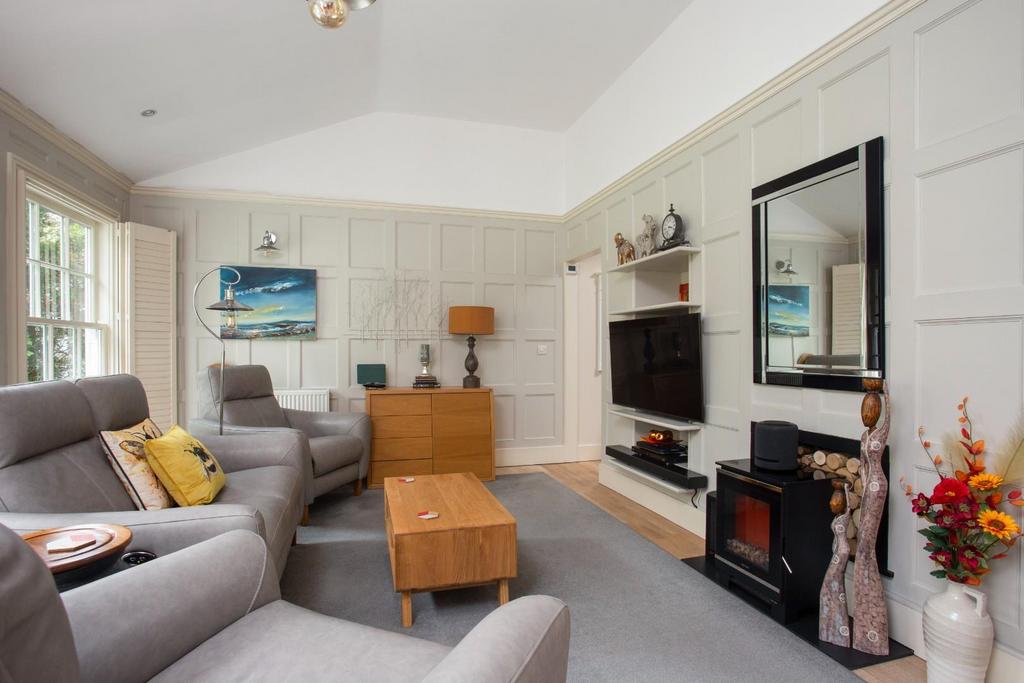 Salisbury Road, Netheravon 2 bed flat - £400,000