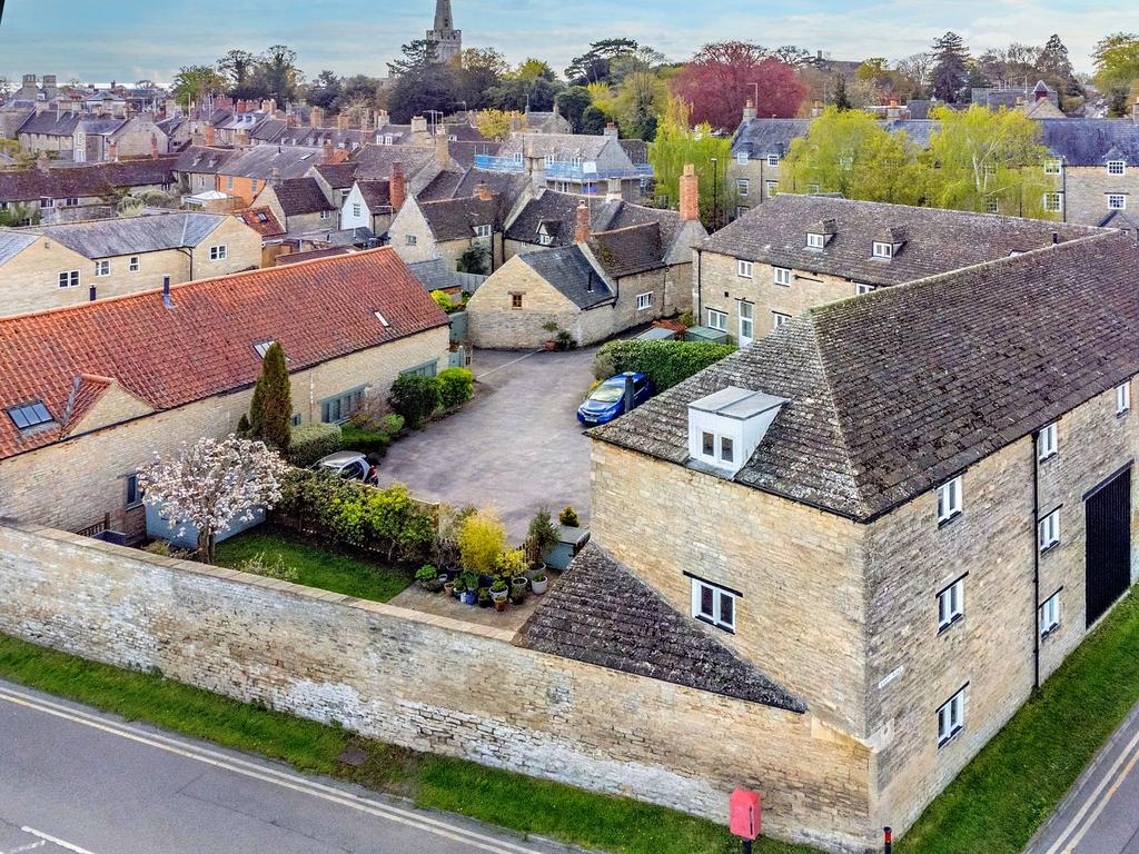 Fotheringhay Mews, Oundle, PE8 4 bed mews - £575,000