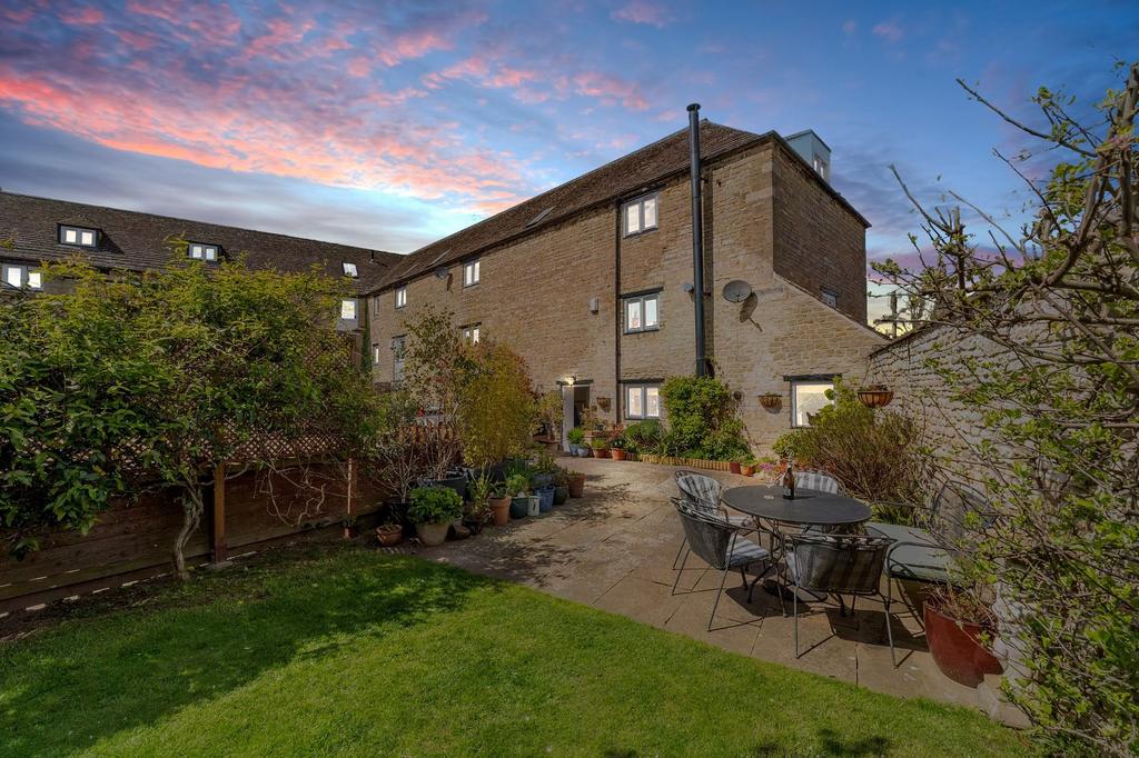 Fotheringhay Mews, Oundle, PE8 4 bed mews - £575,000