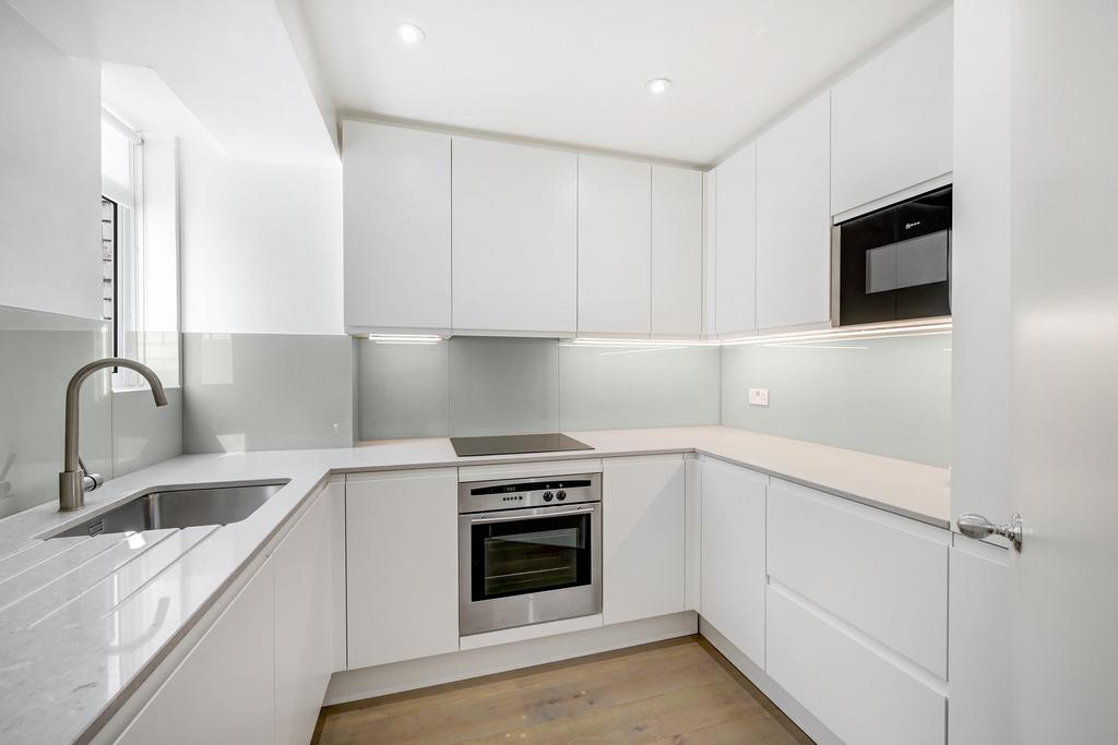 37 Duke Street, St James's, London, SW1Y 1 bed flat - £3,792 pcm (£875 pw)