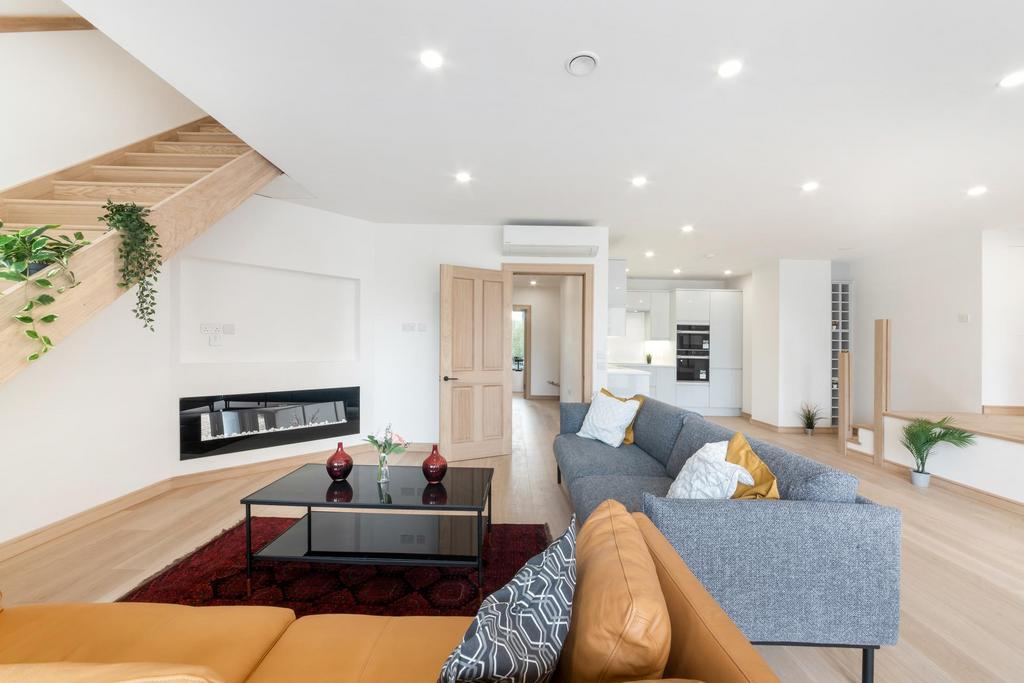 Meridian Place, Canary Wharf, E14 3 bed apartment - £4,498 pcm (£1,038 pw)