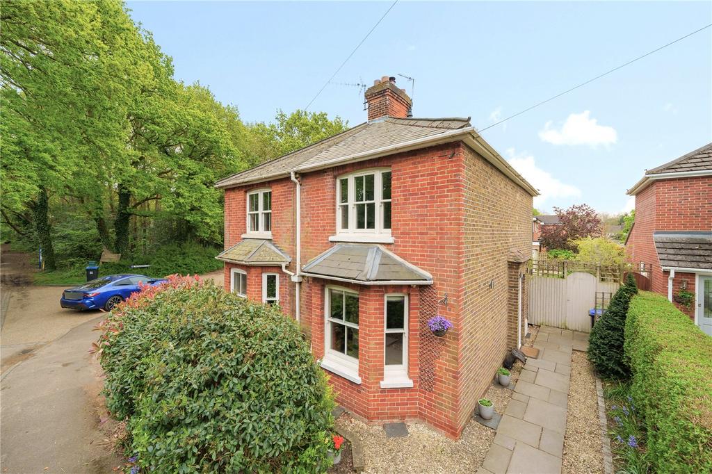 Rose Bank Cottages, Woking, GU22 2 bed semi-detached house - £515,000