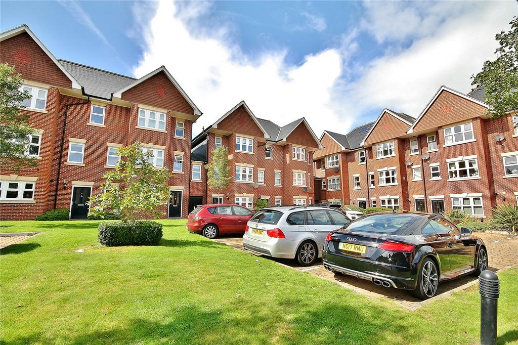 Smiles Place, Woking, Surrey, GU22 4 bed townhouse - £2,500 pcm (£577 pw)