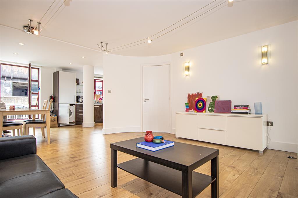 Quaker Street, London, E1 3 bed maisonette - £3,423 pcm (£790 pw)