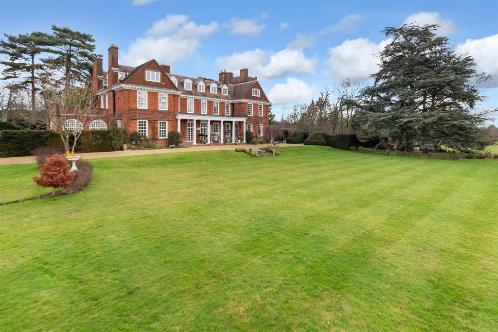 Holwell Court, Esssendon 1 bed flat - £325,000