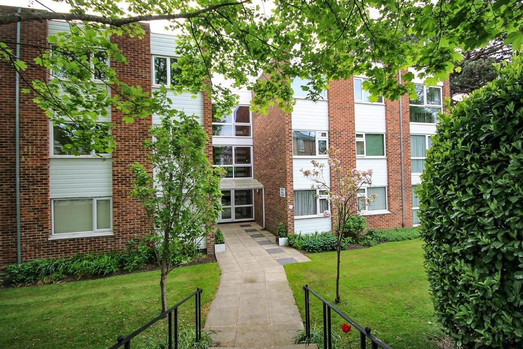 Tewit Well Court, Harrogate, North... 2 bed flat - £995 pcm (£230 pw)