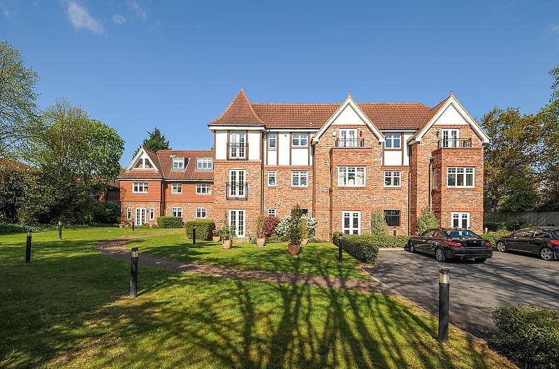 Oakdene Court, 74 Portmore Park Road... 2 bed apartment - £1,650 pcm (£ ...