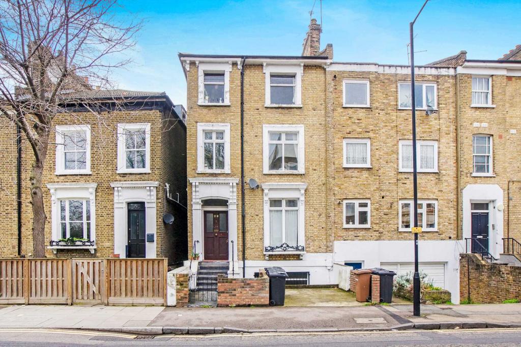 Richmond Road, E8 Hackney 1 bed apartment - £1,900 pcm (£438 pw)