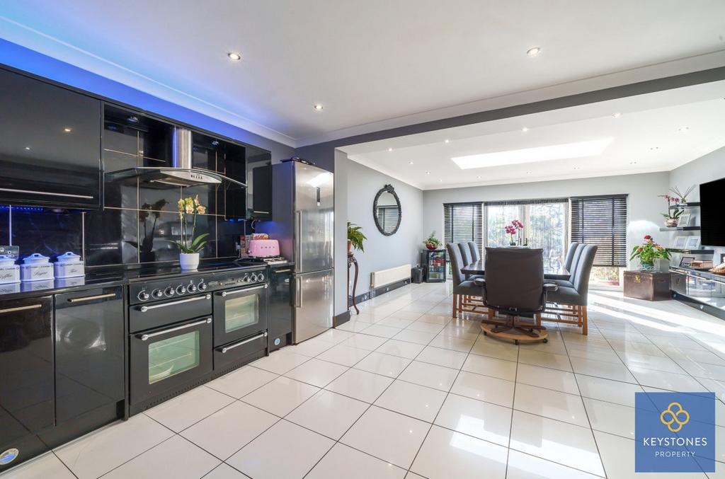 Collier Row Lane, Collier Row, RM5 3 bed end of terrace house - £550,000