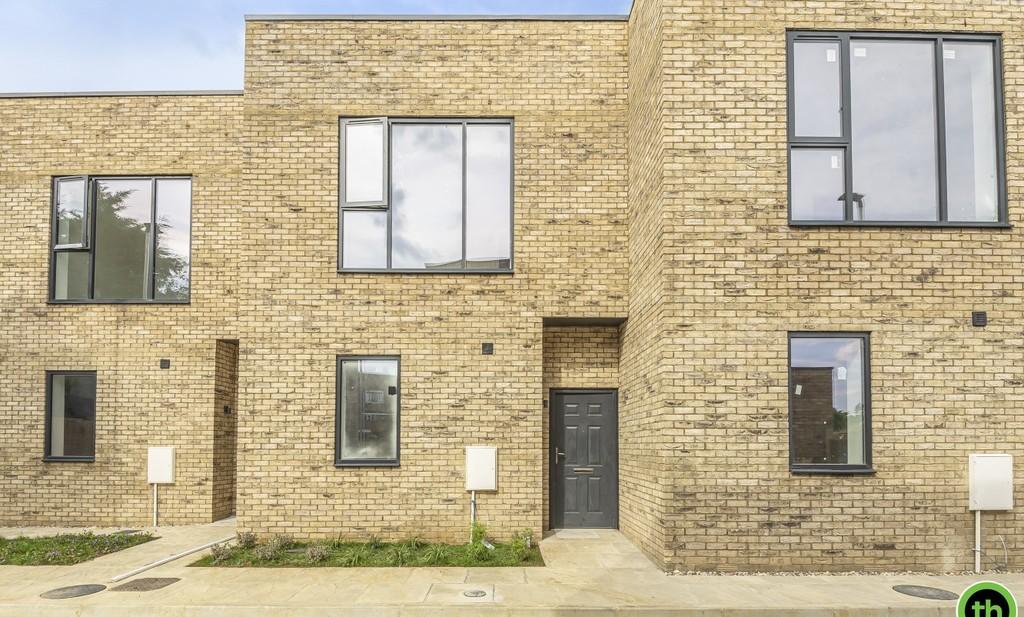 London NW7 2 bed property - £2,800 pcm (£646 pw)