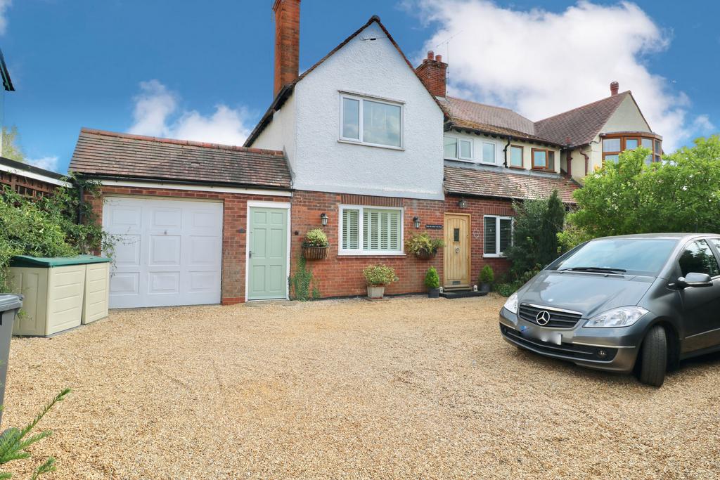 Evesham Road, Stratford-upon-Avon CV37 3 bed semi-detached house - £445,000