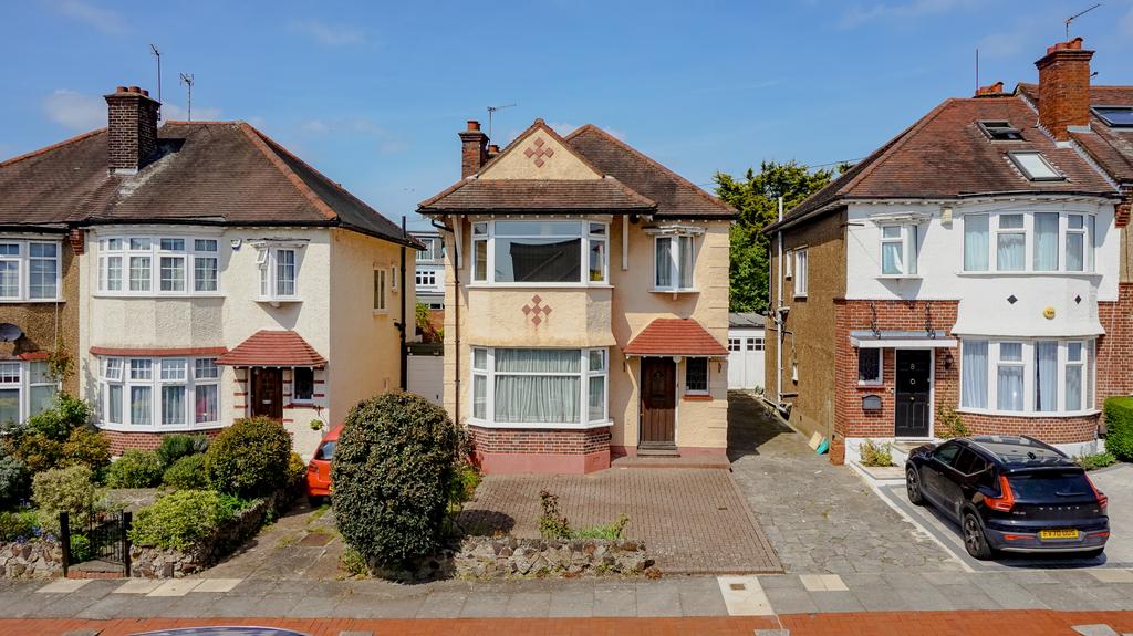 Walfield Avenue, London N20 3 bed detached house for sale - £800,000