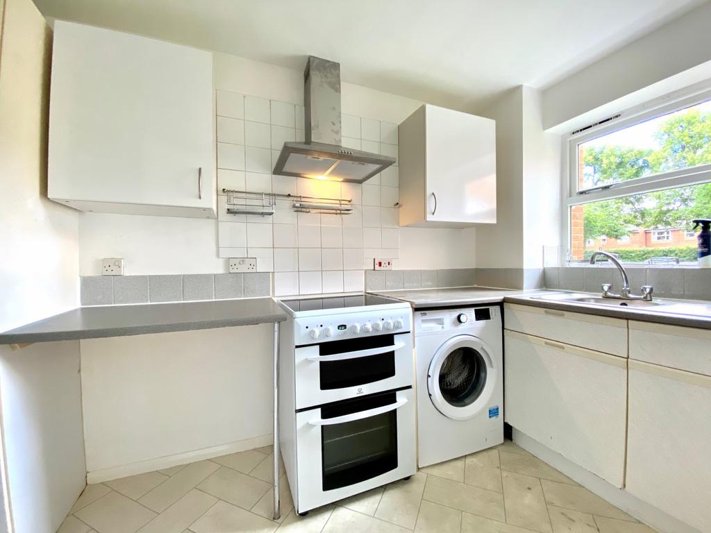London, SW17 1 bed flat - £299,950