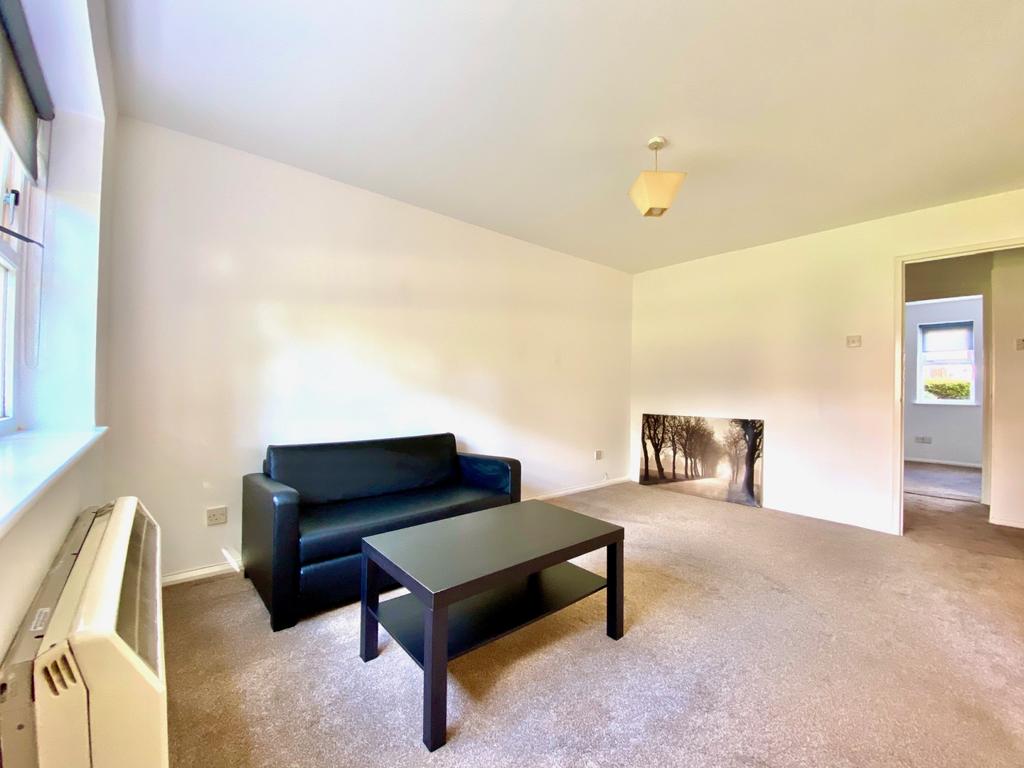London, SW17 1 bed flat - £299,950