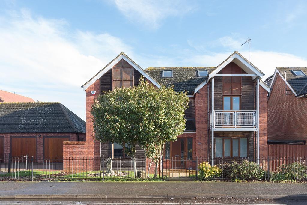 Broughton, Milton Keynes MK10 5 bed detached house - £800,000