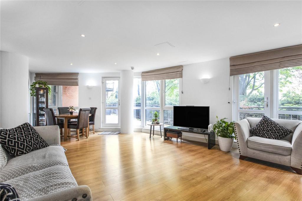 Arnhem Place, London, E14 3 bed apartment - £2,500 pcm (£577 pw)