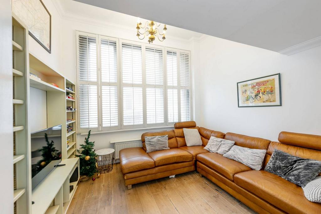Finborough Road, Chelsea, London, SW10 2 bed flat - £2,817 pcm (£650 pw)