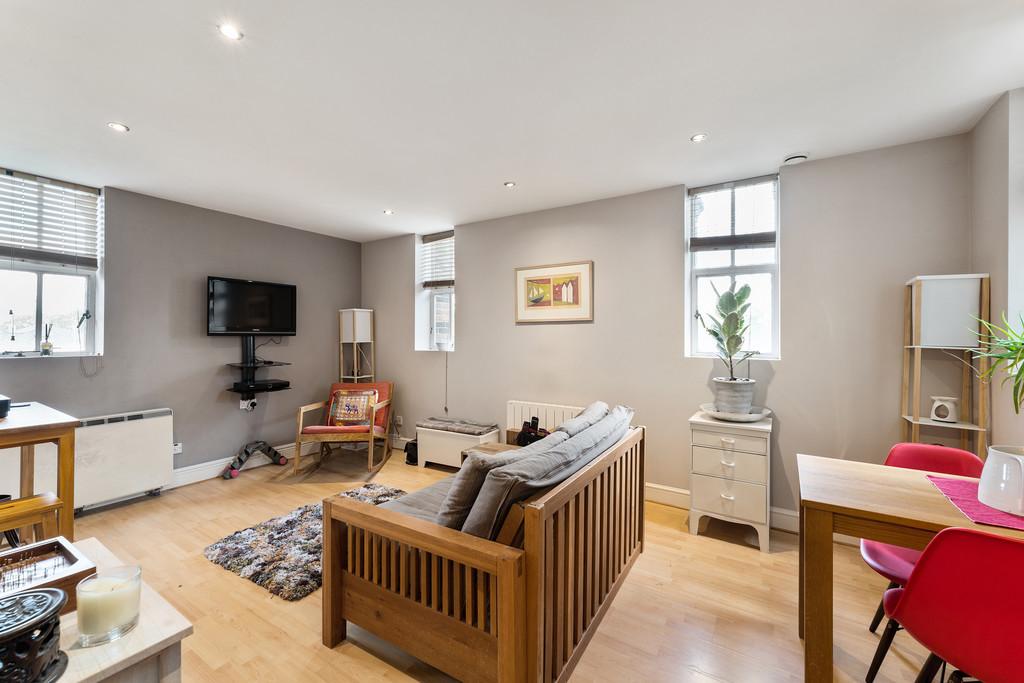 Clock Court, Victory Road, Wanstead 1 bed apartment for sale - £340,000