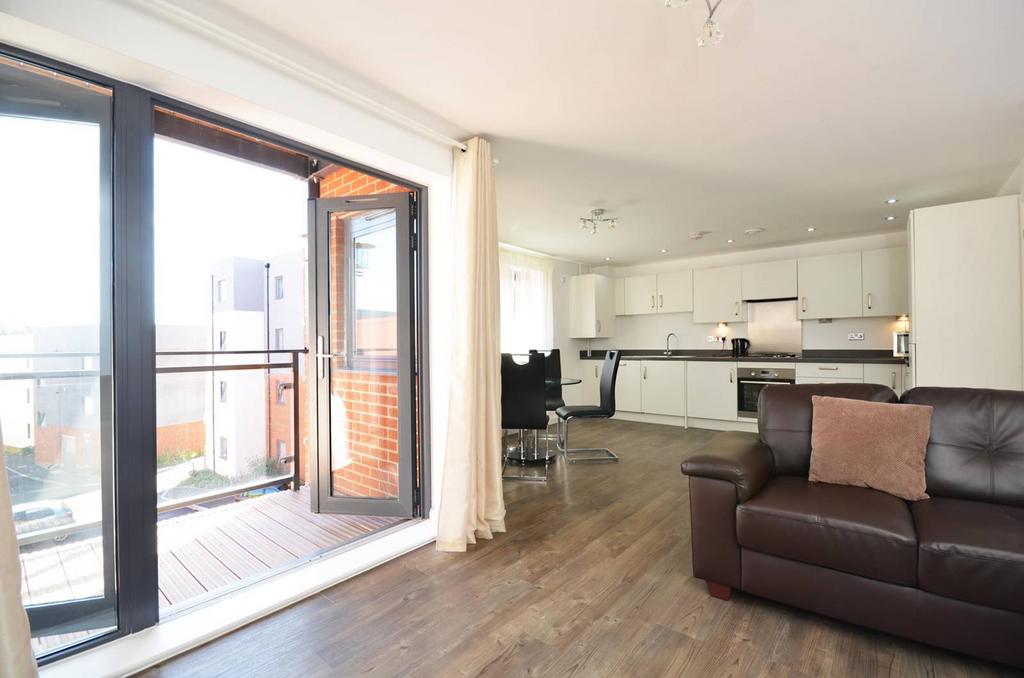 Walnut Tree Close, Guildford, GU1 2 bed flat - £2,400 pcm (£554 pw)