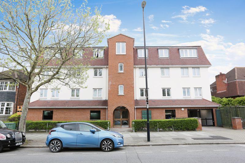 237 Downham Way, Bromley 2 bed apartment to rent - £1,750 pcm (£404 pw)