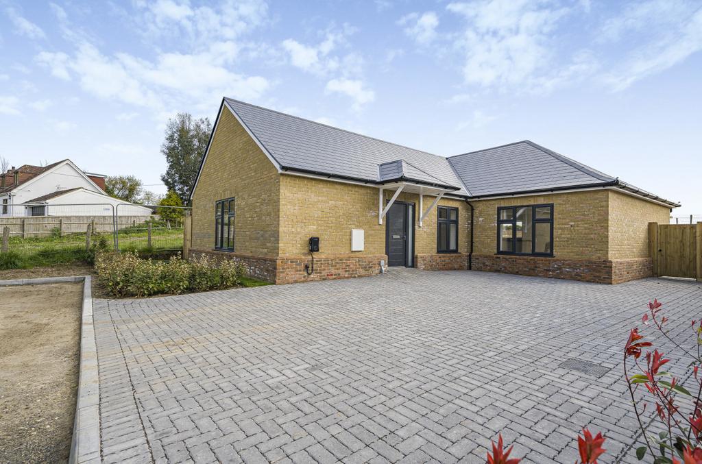 Chequers Road, Minster on Sea, Sheerness, Kent, ME12 3 bed bungalow for ...