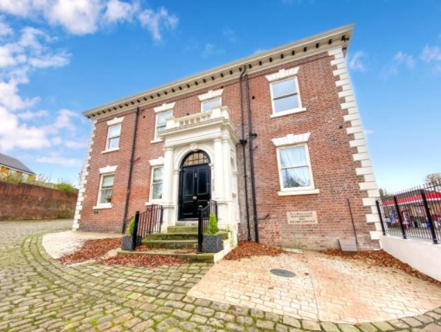 Mill Lane, Newton-Le-Willows... 2 bed apartment - £800 pcm (£185 pw)