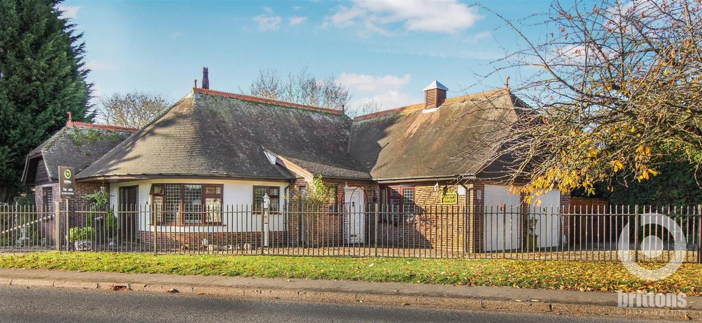 Station Road, Long Sutton 4 bed detached bungalow for sale - £450,000