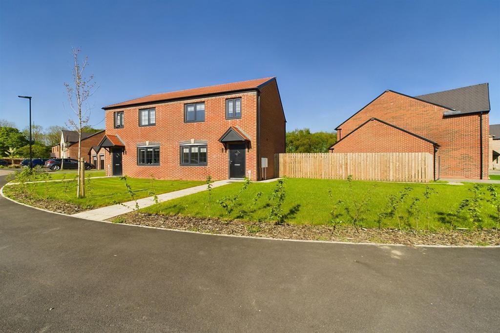 Shepherd Court, Killingworth... 3 bed semi-detached house - £1,250 pcm ...
