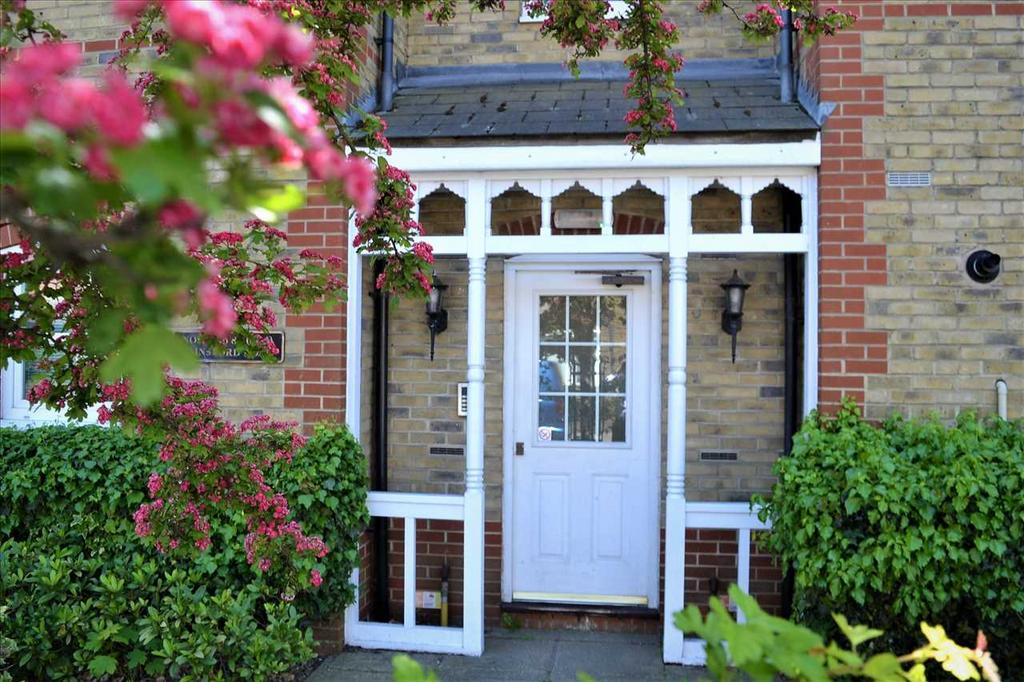 Rainsford Road, Chelmsford 2 bed flat - £250,000