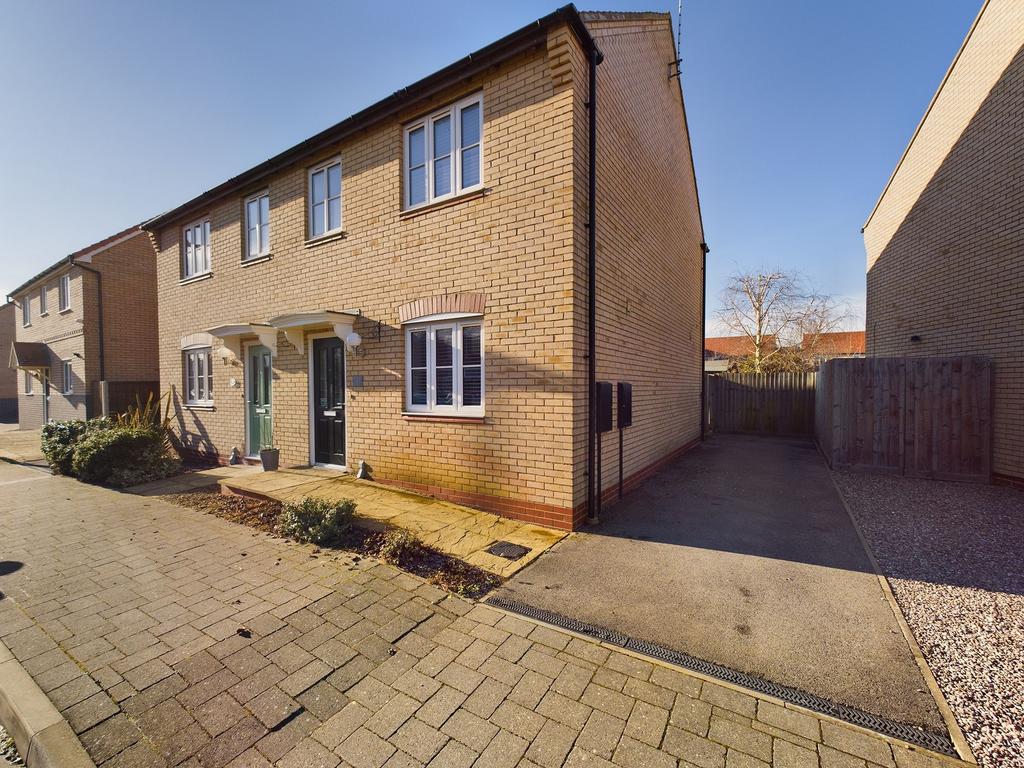 Rowell Way, Huntingdon, PE28 3 bed semi-detached house - £280,000