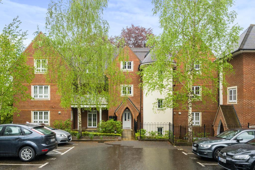 High Wycombe, Buckinghamshire, HP13 2 bed flat - £290,000