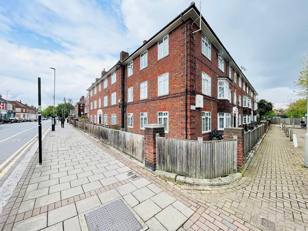 Garratt Lane, London SW17 4 bed flat - £3,000 pcm (£692 pw)