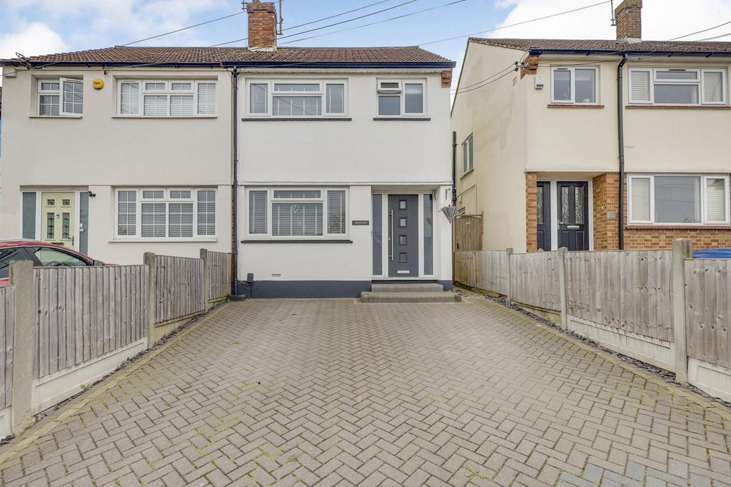 High Road, Basildon, SS15 3 bed semi-detached house - £350,000
