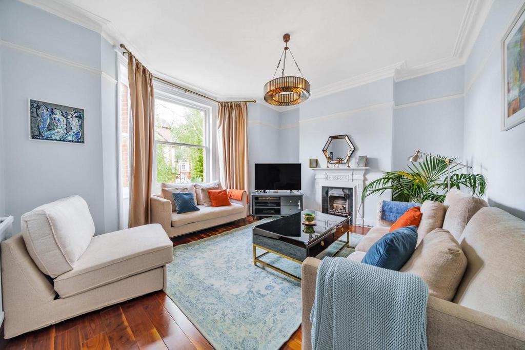 Flanders Road, Chiswick 3 bed flat - £745,000