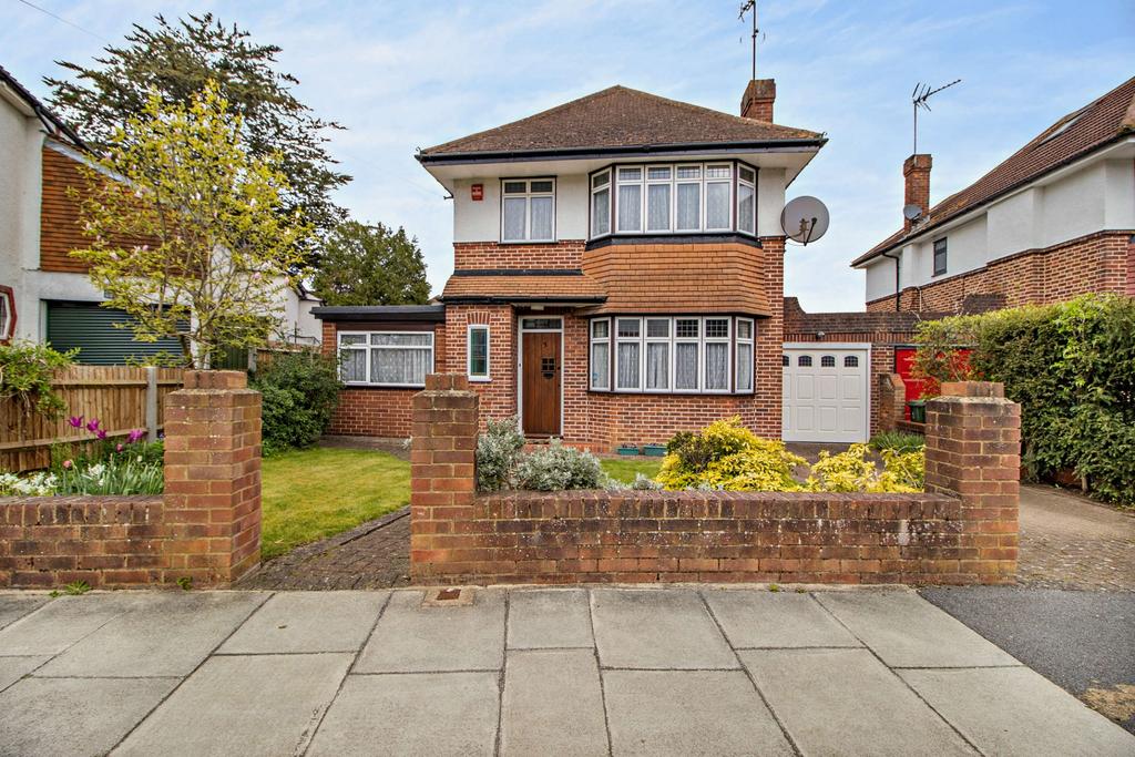 Lawrence Road, Pinner, HA5 4 bed link detached house - £950,000