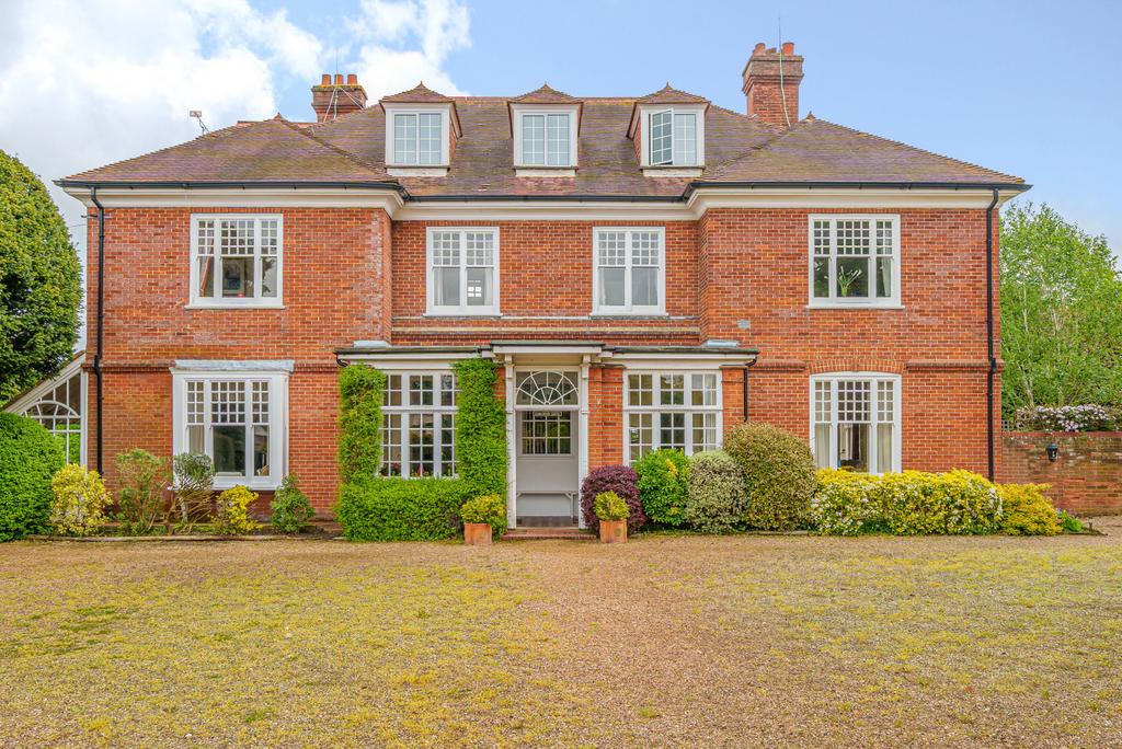 Hawkwood House, Hawkwood Rise... 3 bed maisonette - £595,000