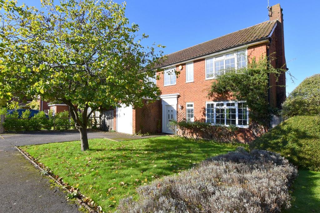 St. Andrews Walk, Cobham, KT11 4 bed detached house - £899,950