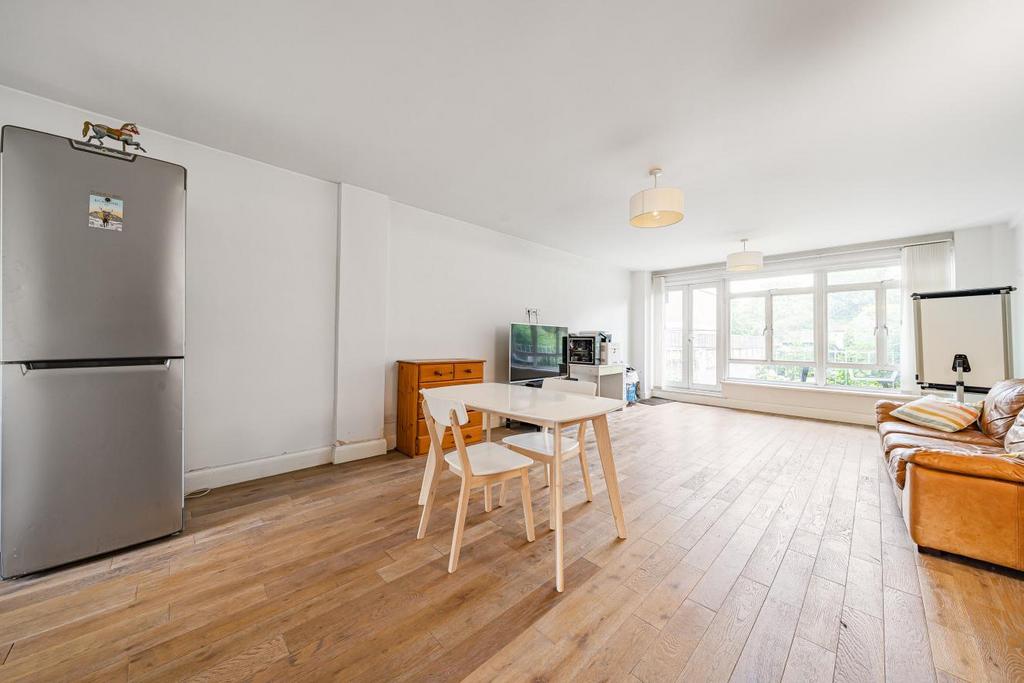 Carlton Drive, London 3 bed flat - £750,000