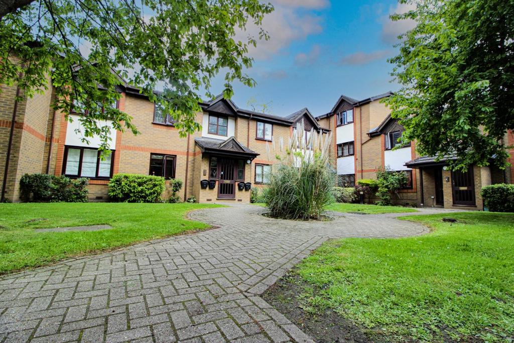 Manor House, Manor Vale, Brentford 1 bed apartment - £1,350 pcm (£312 pw)