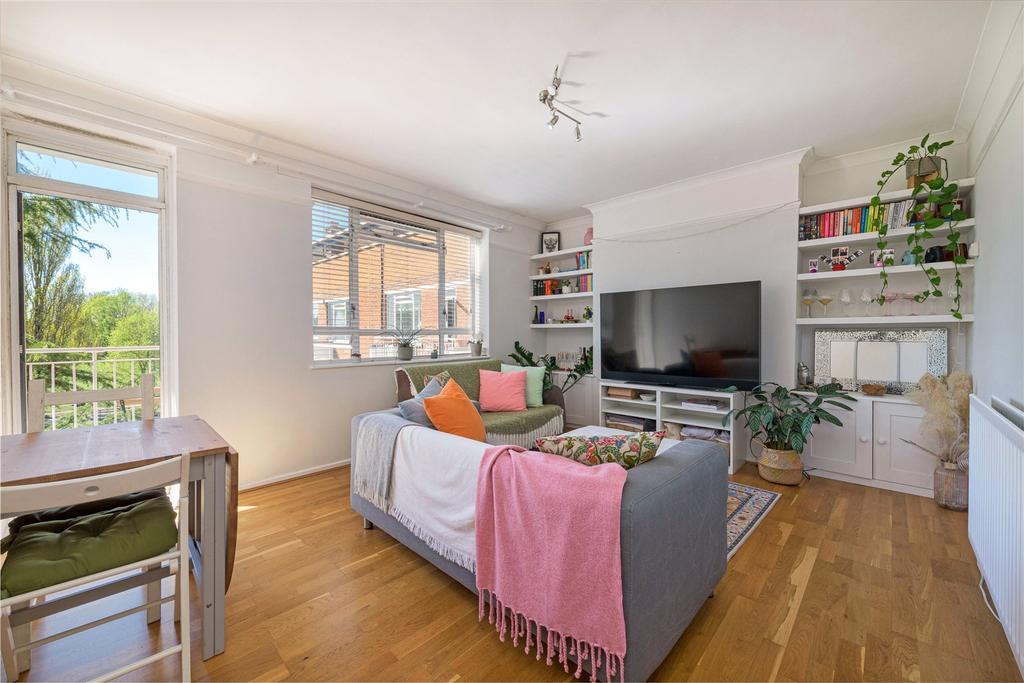 Stephen Sanders Court, SW11 2 bed apartment - £2,450 pcm (£565 pw)