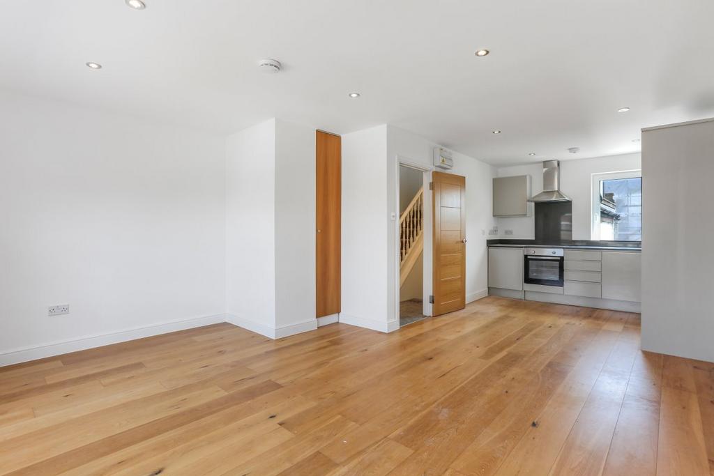 Delaford Street, Fulham SW6 2 bed apartment - £2,500 pcm (£577 pw)
