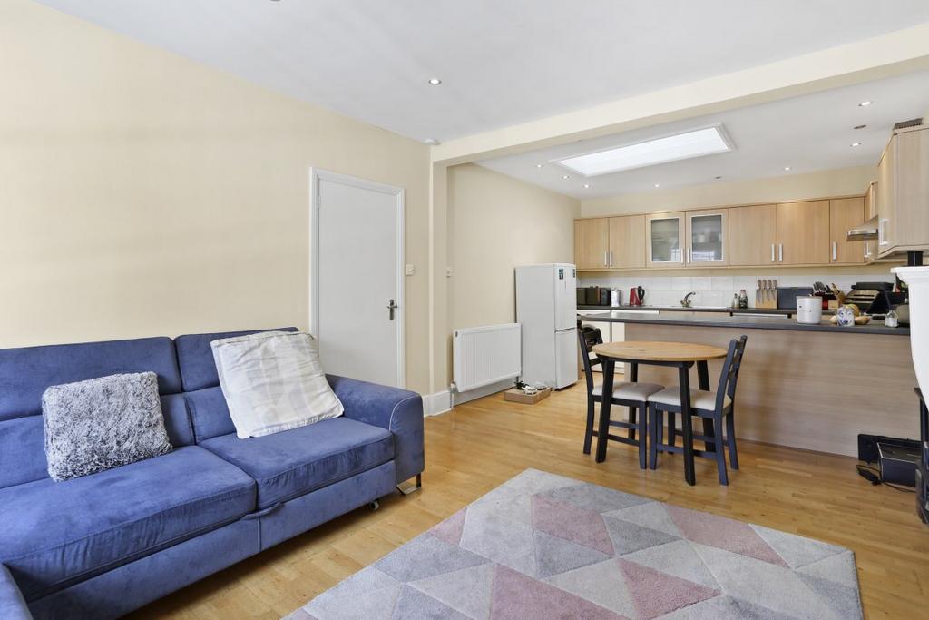 Drayson Mews, Kensington W8 2 bed mews - £2,708 pcm (£625 pw)