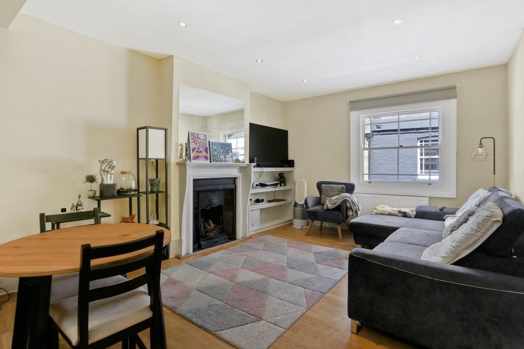 Drayson Mews, Kensington W8 2 bed mews - £2,708 pcm (£625 pw)