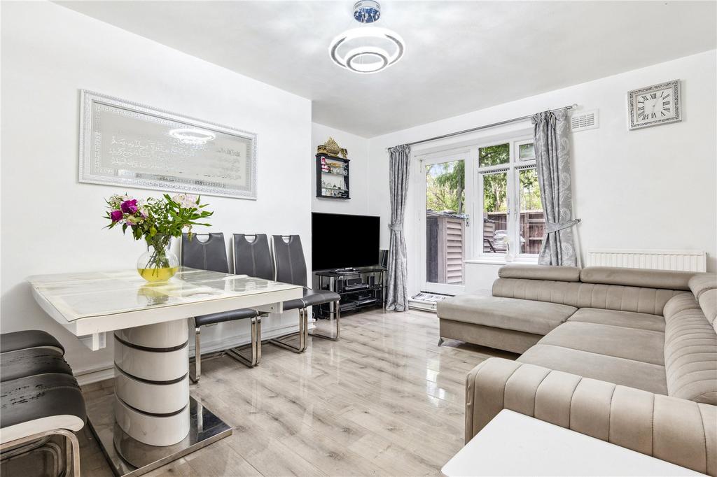 Cluse Court, St. Peter's Street, London 3 bed flat - £3,000 pcm (£692 pw)
