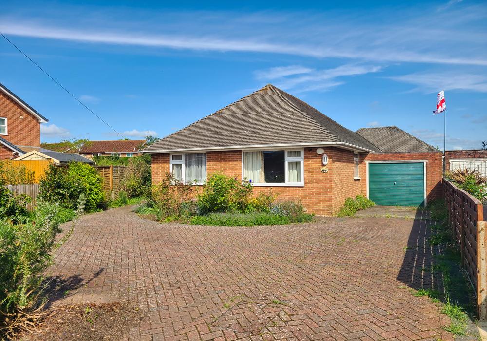 Calmore Gardens, Totton SO40 3 bed detached bungalow - £400,000