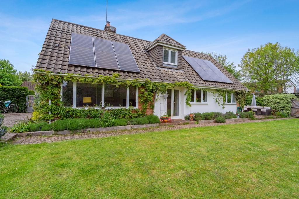 Malkin Drive, Beaconsfield, HP9 4 bed chalet - £1,325,000