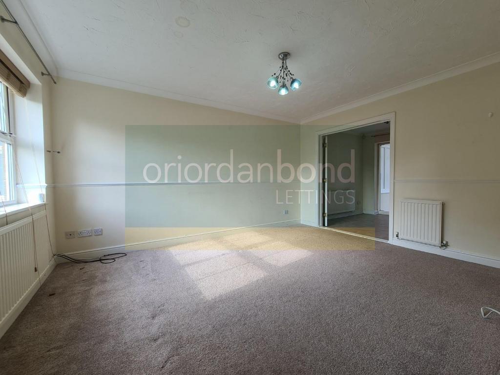 Ditchford Close Wootton Northampton 3 Bed Semi Detached House £