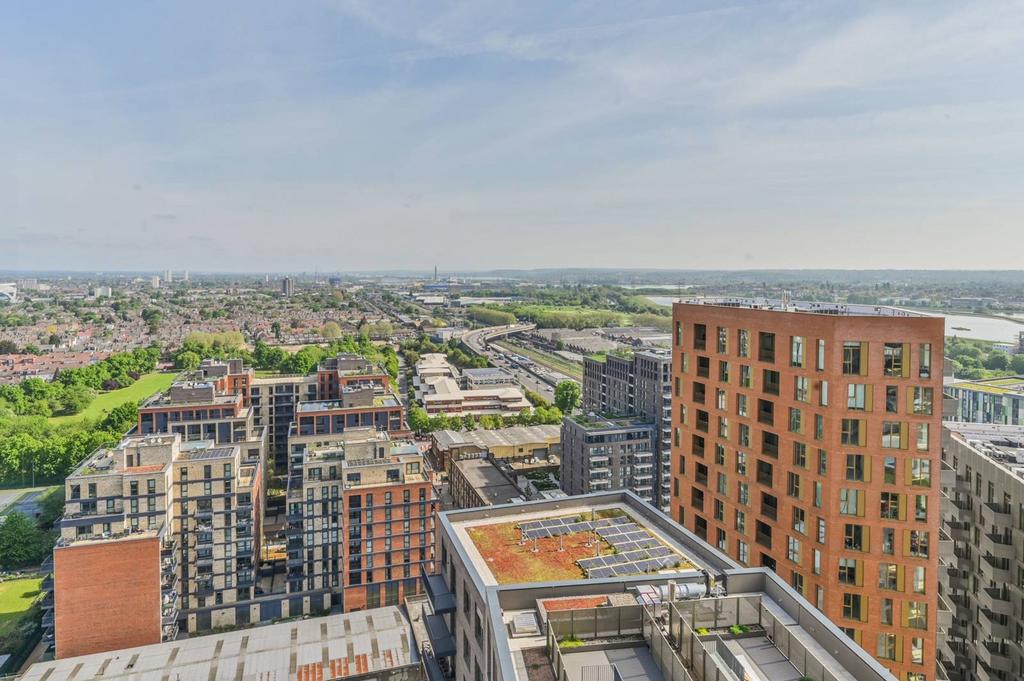 MILLSTREAM TOWER, N17 9LU, Tottenham... 3 bed flat - £4,800 pcm (£1,108 pw)