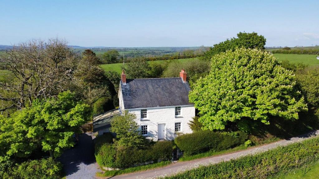 Login, Whitland 2 bed property with land - £495,000